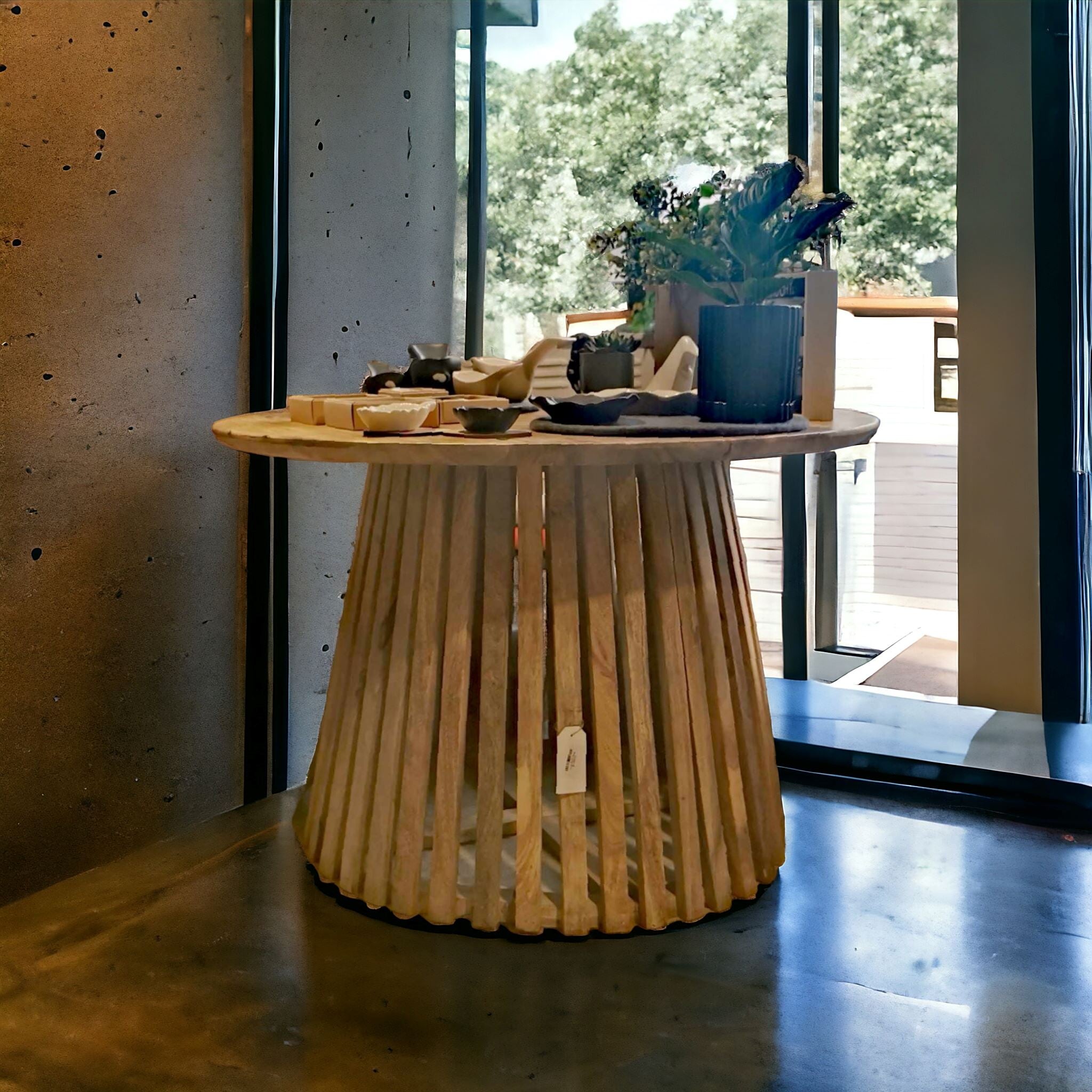 Luna Round Table (SALE) – Industria Store